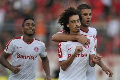 Inter vence o Brasil Pel por 2 a 0 e cola no líder Grêmio Grêmio