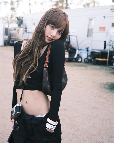 Lisa nhóm BlackPink khoe ảnh gợi cảm trên đất Mỹ