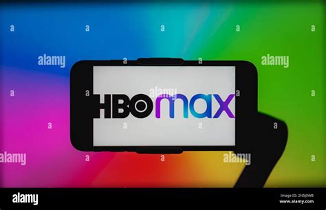 Dans cette illustration le logo HBO max s affiche sur l écran d un