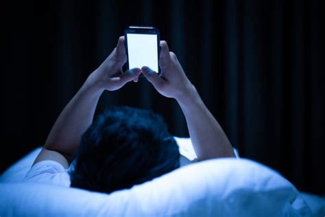 잠들기 전 스마트폰 사용 당뇨병 위험 높인다 연구 코메디닷컴