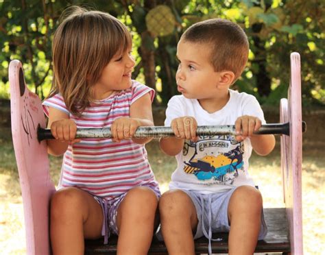 Enfants Enthousiastes Heureux Ayant L Amusement Ensemble Sur Le Terrain