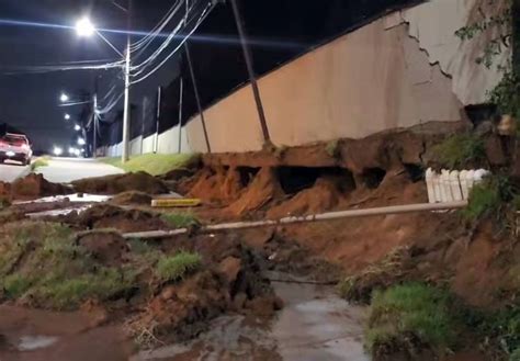 Chuvas fortes causam alagamentos e estragos em vários bairros de