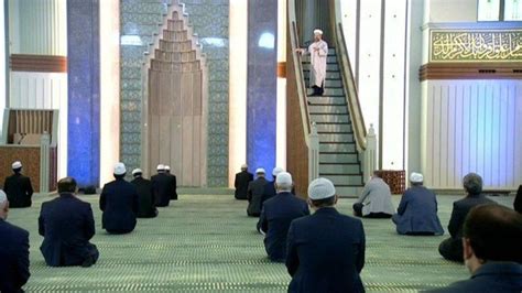 Öğle namazı saat kaçta Cuma namazı evde nasıl kılınır Cuma namazı kaç