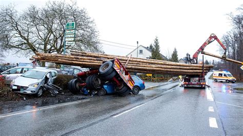 Spektakulärer Unfall auf der B 414 Holz Lkw kippt um und beschädigt