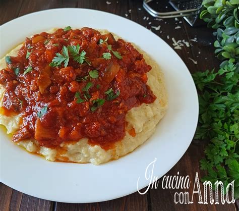 POLENTA CON SUGO DI SALSICCIA E FUNGHI un comfort food dalla bontà