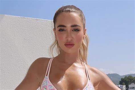 Realitystjärna poserar i en mikroskopisk bikini och visar upp sin
