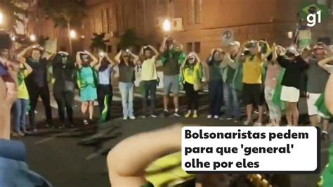 Grupo de bolsonaristas faz círculo luzes em Porto Alegre e pede