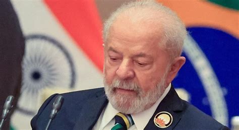 Lula faz cirurgia plástica nas pálpebras durante a operação do quadril