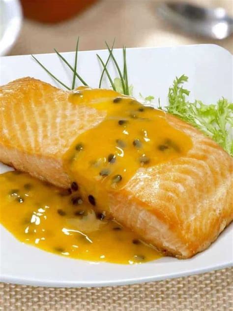 Salmão grelhado ao molho de maracujá