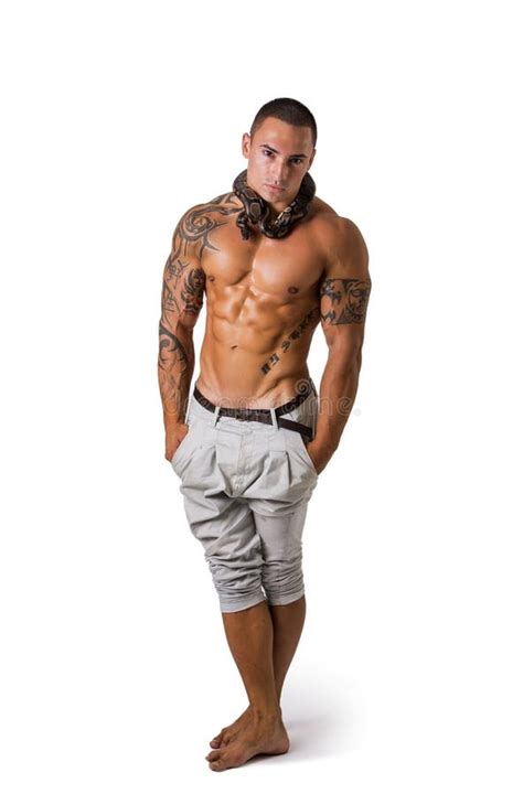 Homme Musculaire Dans Le Pantalon De Camo Avec Le Serpent Autour Du Cou