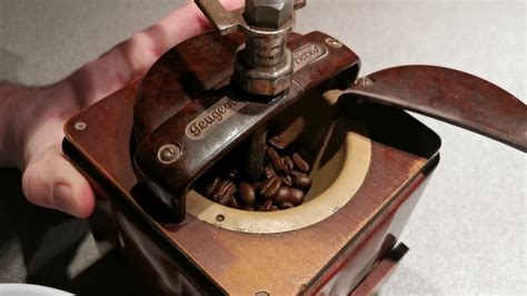 Moudre les grains de café YouTube