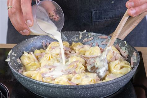Tortellini Auflauf mit Schinken Käse Sahne Soße Rezept