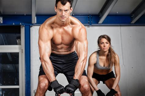 Crossfit De Levantamento Do Sino Da Chaleira Do Homem E Da Mulher