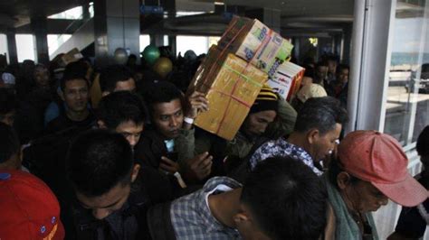 Foto Suasana Arus Mudik Di Pelabuhan Soekarno Hatta Makassar Tribun