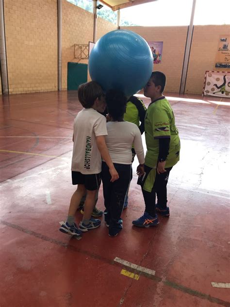 Colección de 50 Juegos deportivos cooperativos con pelotas Para
