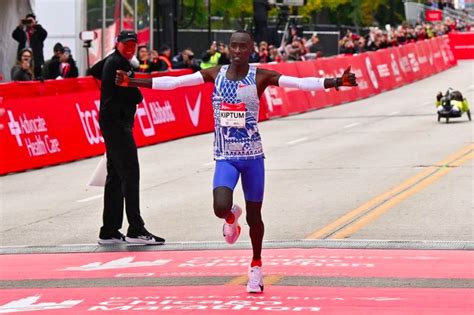 Kelvin Kiptum rompe el récord mundial en el Maratón de Chicago y se