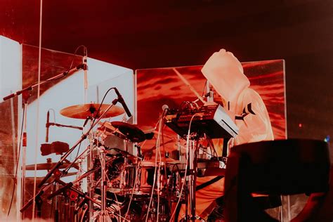 YOASOBI初の単独アリーナツアーが開幕 初めての大歓声のなか電光石火な旅がスタート THE FIRST TIMES