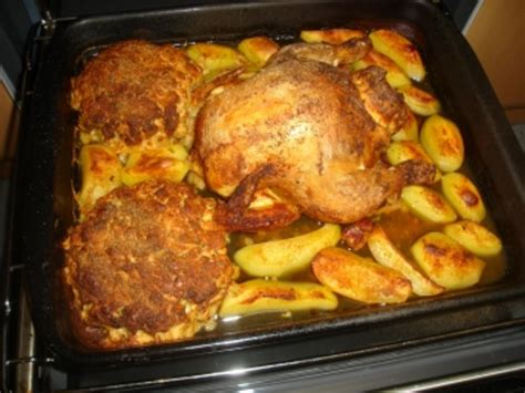 Gefülltes Hähnchen mit Bratknädeln und Bratekartoffeln Rezept