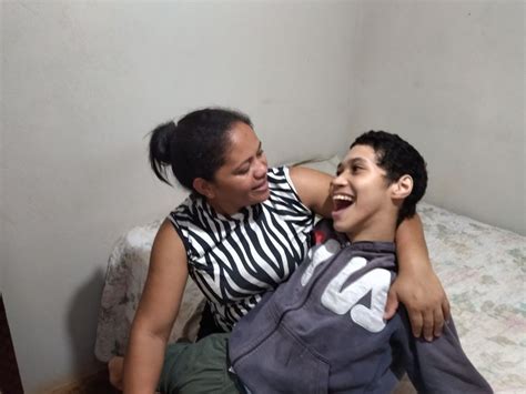 Mãe pede ajuda para conseguir uma cadeira de rodas para o filho Farol