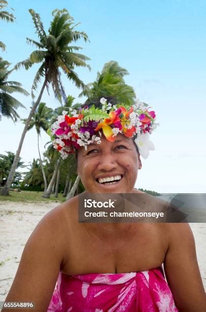 ポリネシアの太平洋の島タヒチの肖像画熟女アイツタキ ラグーン クック諸島 人物のストックフォトや画像を多数ご用意 人物 太平洋 女性一人 Istock
