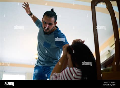 Marido o novio golpeando a la mujer fotografías e imágenes de alta