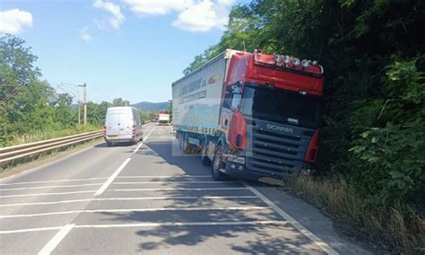 Trafic blocat pe DN7 în zona localității Bârzava