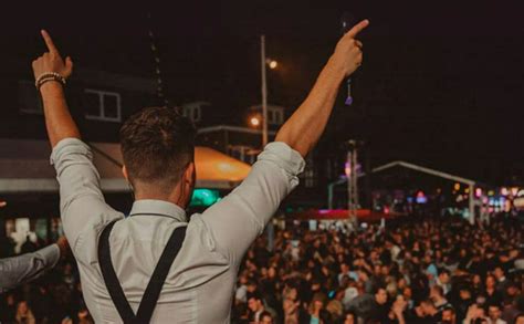De Zingende Barmannen Boeken De Zingende Barmannen Inhuren