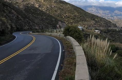 Perdió el control del auto y cayó a un precipicio de 100 metros en las