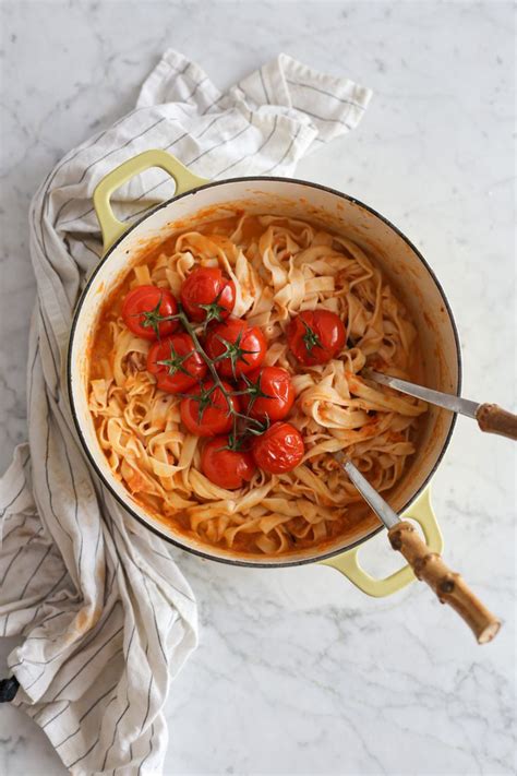Pasta i basta Domowy makaron z sosem z pieczonych pomidorów i gorgonzolą