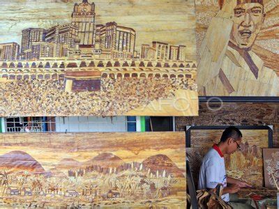 KERAJINAN LUKISAN PELEPAH PISANG ANTARA Foto