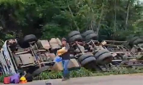 Carreta tomba na BR 381 e carga de bebidas é saqueada pela população