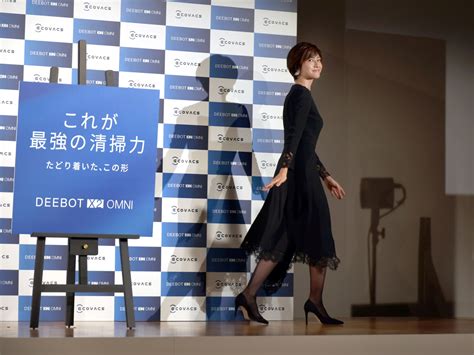濃艶な黒のドレスで登壇した内田有紀さん Moment日刊ゲンダイ