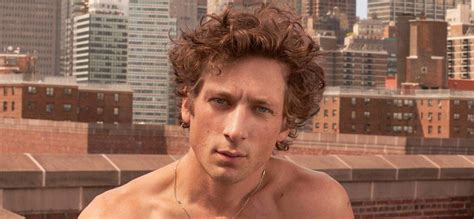 El novio de Rosalía enciende las redes como modelo de Calvin Klein