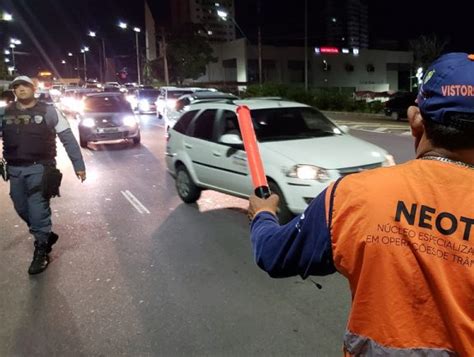 Mais de 30 motoristas são flagrados dirigindo sob o efeito de álcool no