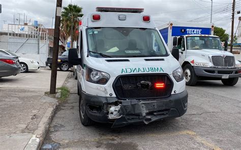 Choque entre ambulancia y vehículo de la JMAS en el Centro deja daños