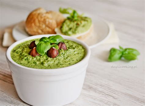 Pesto Z Sa Aty Z Dodatkiem Bazylii Czosnku I Orzech W Daylicooking