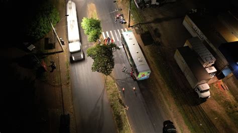 Motociclista morre após se envolver em acidente carreta e ônibus em