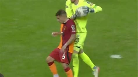 Lucas Torreira fue agredido por el arquero rival y provocó su expulsión