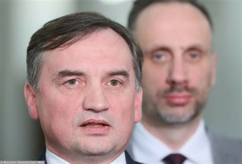 Janusz położył się Rejtanem aby bronić Zbyszka Mnie pozwijcie