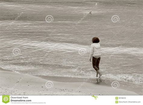 Fille Marchant Sur La Plage Nu pieds Photo stock éditorial Image du
