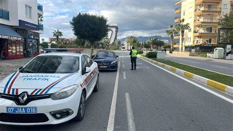 Alanya da yapılan trafik uygulamasında 6 araç trafikten men edildi