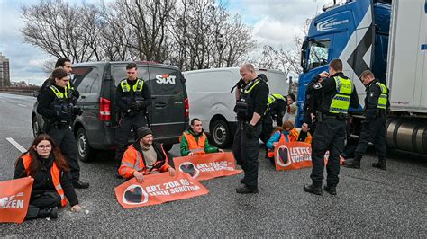 Klima Aktivisten blockieren Elbbrücken in Hamburg Deutschland 112