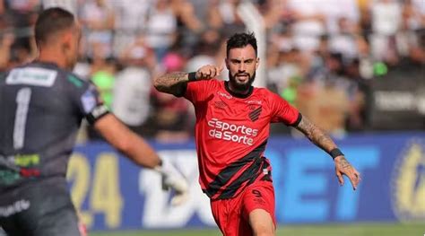 Athletico vence o Operário PR de virada e abre vantagem nas