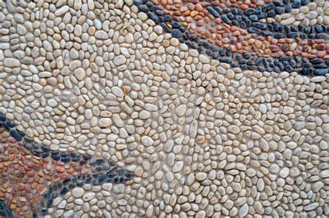 La textura de la pared de piedra del camino de pequeñas piedras