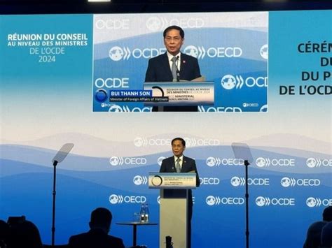 Canciller Vietnamita Se Dirige A La Reuni N Del Consejo Ministerial De