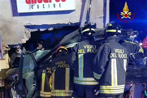 Terribile Incidente Nella Notte Scontro Frontale Morti Quattro Ragazzi