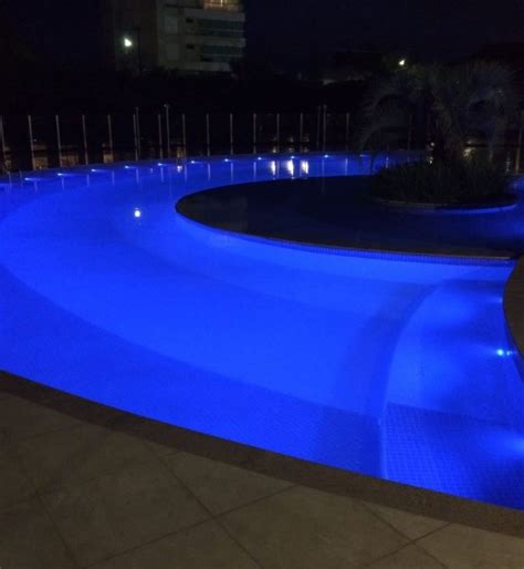 Iluminação LED para piscina Conheça os refletores LED de piscinas