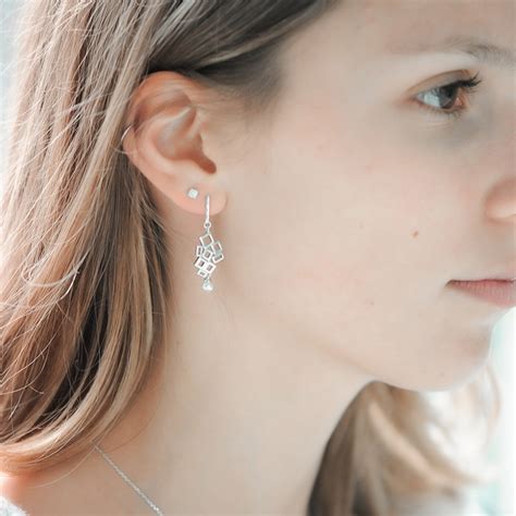 Boucles D Oreilles Pendantes Perles Blanches Et Cubes En Argent