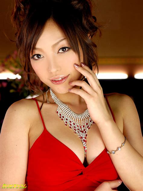 L Pouse Japonaise Yukina Aoyama Se Masturbe Les Seins Avant De Prendre
