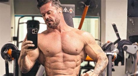 Influencer fitness Renato Cariani é alvo de operação da PF contra